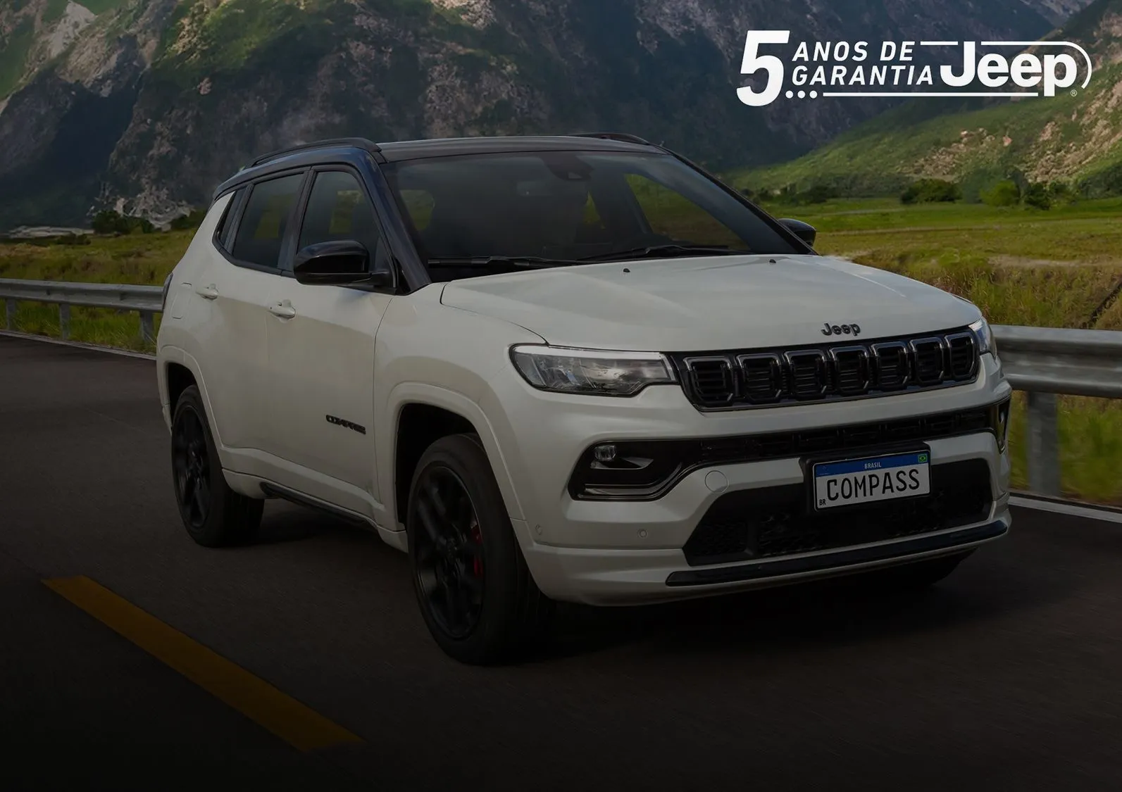 Destaque para o badge T270 4X4 na traseira do Jeep Compass na cor branca.